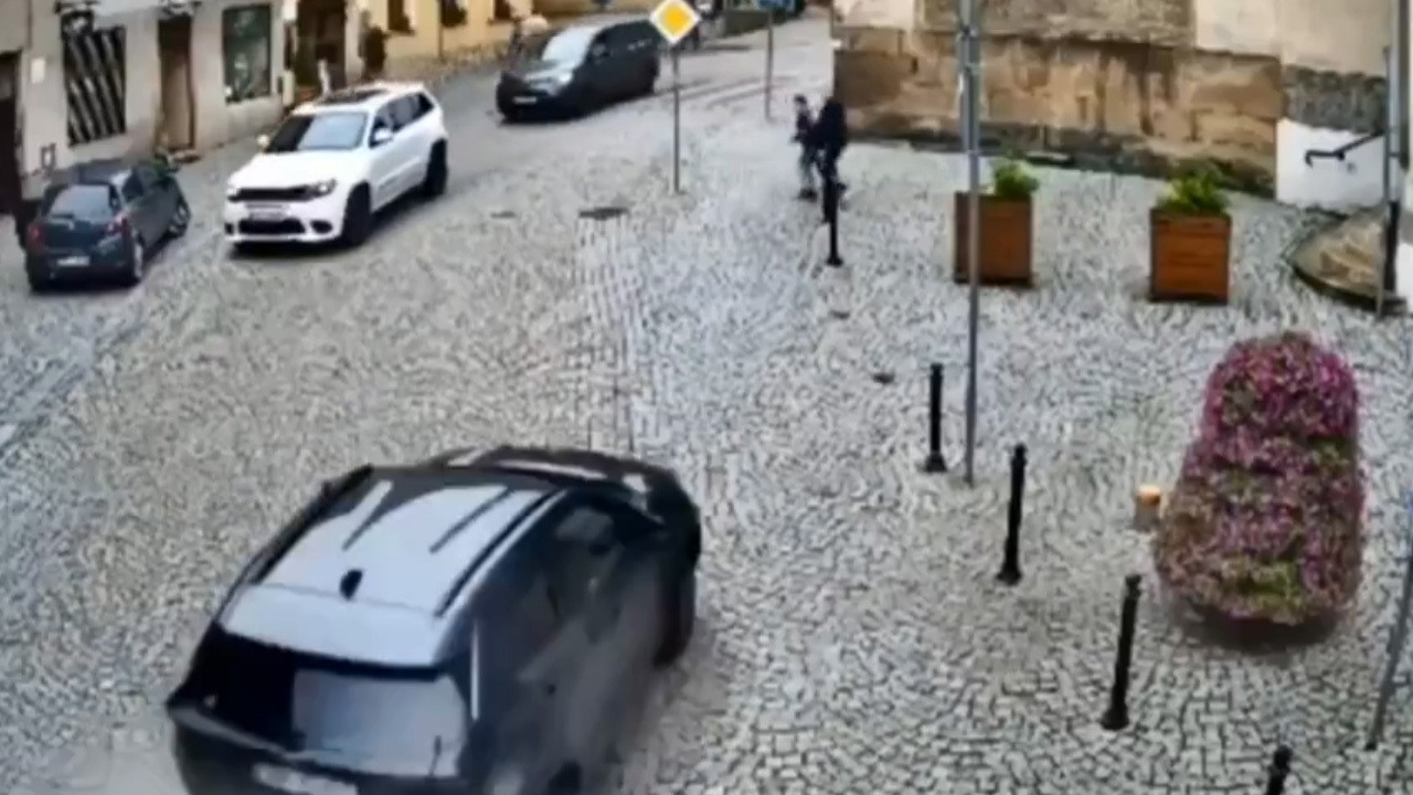 Koszmarny wypadek w Bardze: Nagranie. Samochód z całą prędkością ...